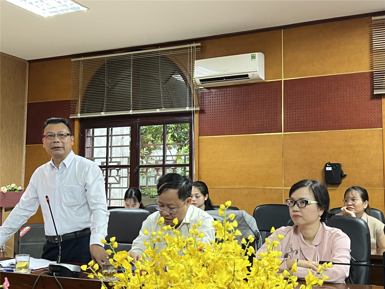 TS. Nguyễn Duy Thụy, Viện trưởng Viện Khoa học xã hội vùng Trung Bộ và Tây Nguyên báo cáo tình ...